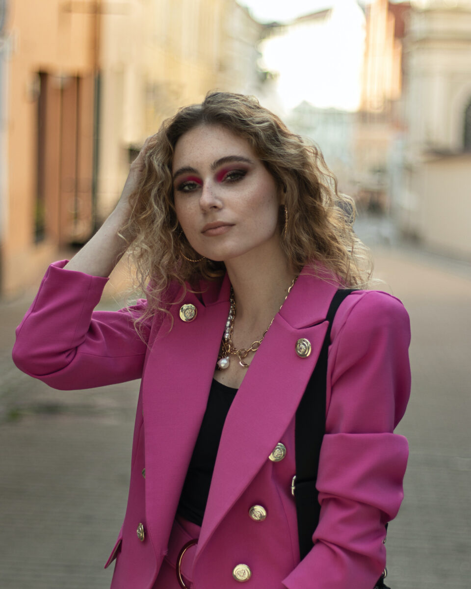 Quelle coupe de cheveux pour affiner un visage rond